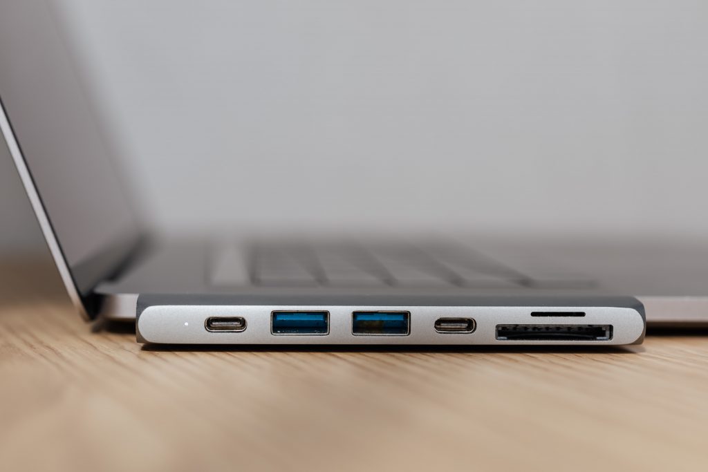 5 Best Thunderbolt Docks That Work on Linux