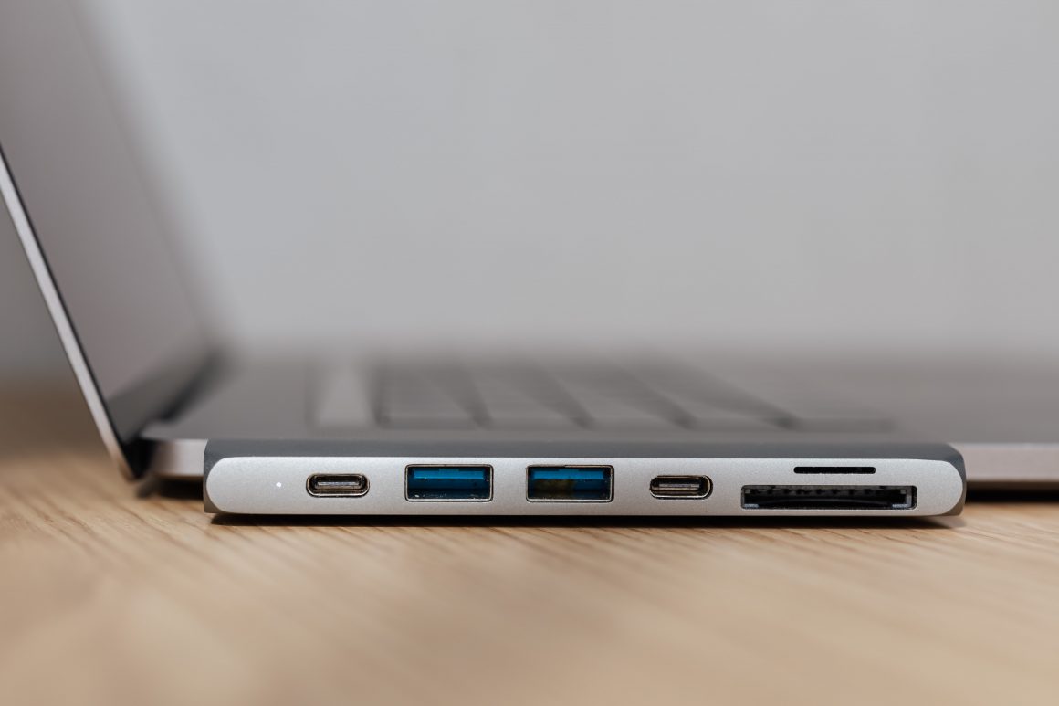 5 Best Thunderbolt Docks That Work on Linux